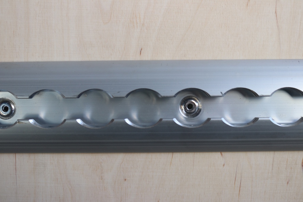 RAE-22-3 – Rail aéro aluminium arrondi 3000 mm | Fixation utilitaire